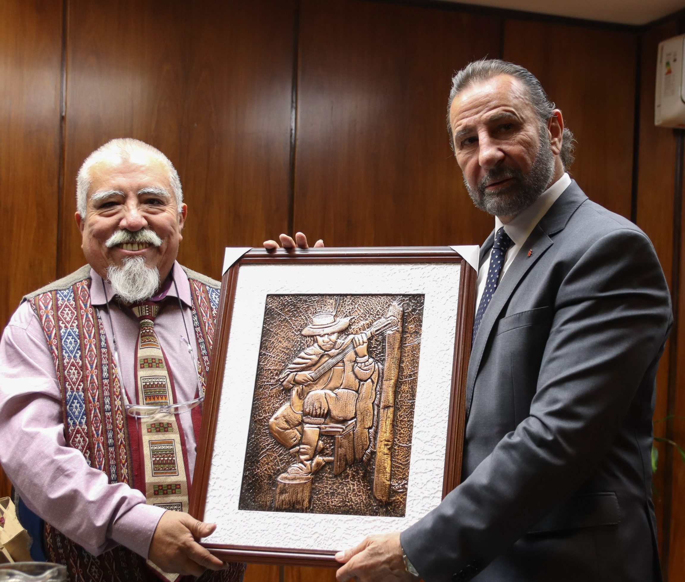 El Concejo recibe la obra del artista plástico peruano Zárate Flor ...